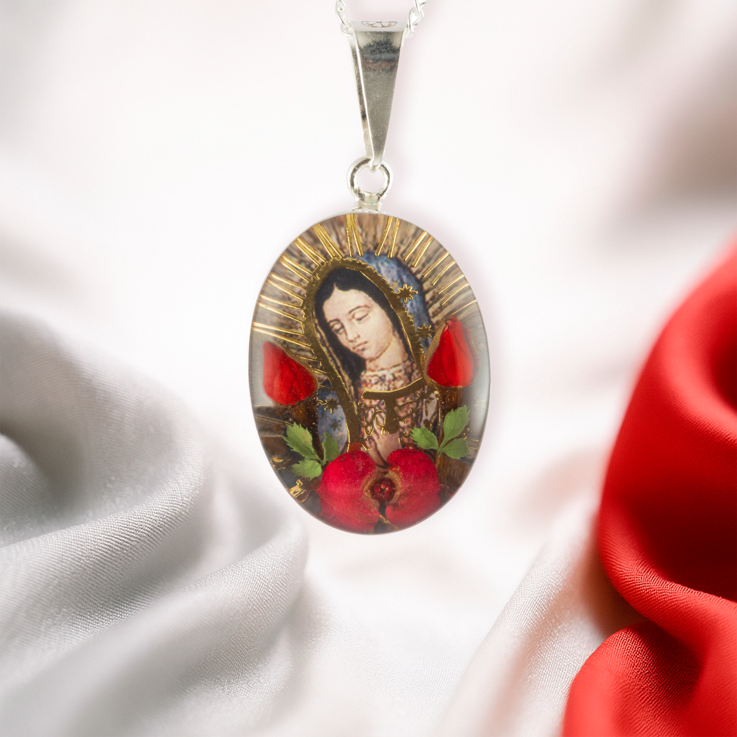 Medalla Virgen de Guadalupe en Plata con Rosa Eterna – TAMI Joyería